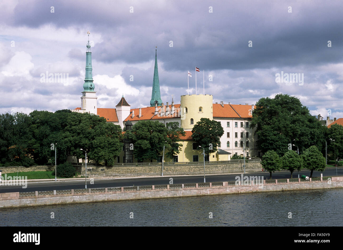 Riverfront castles hi-res stock photography and images - Alamy