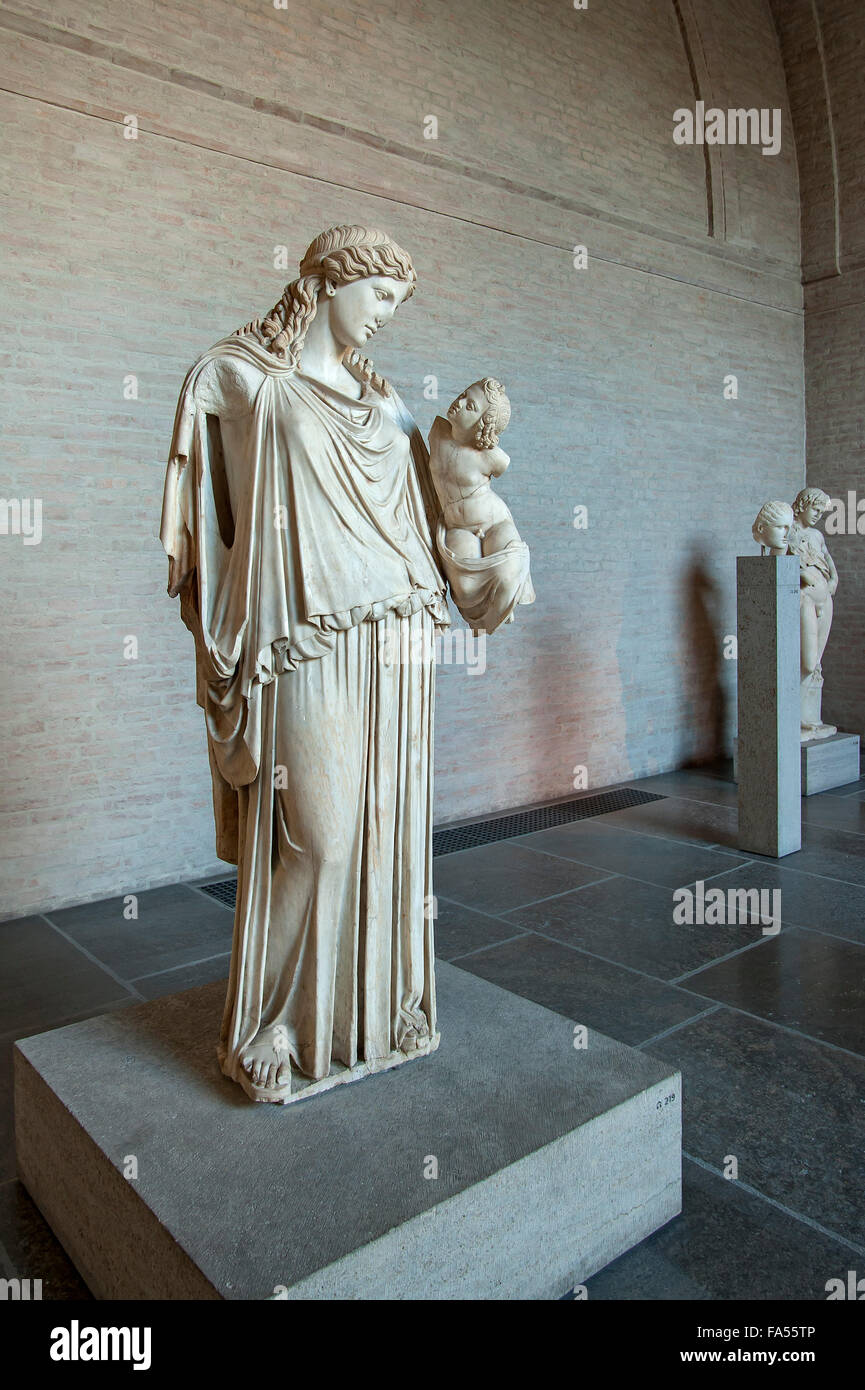 Goddess of peace hi-res stock photography and images - Alamy