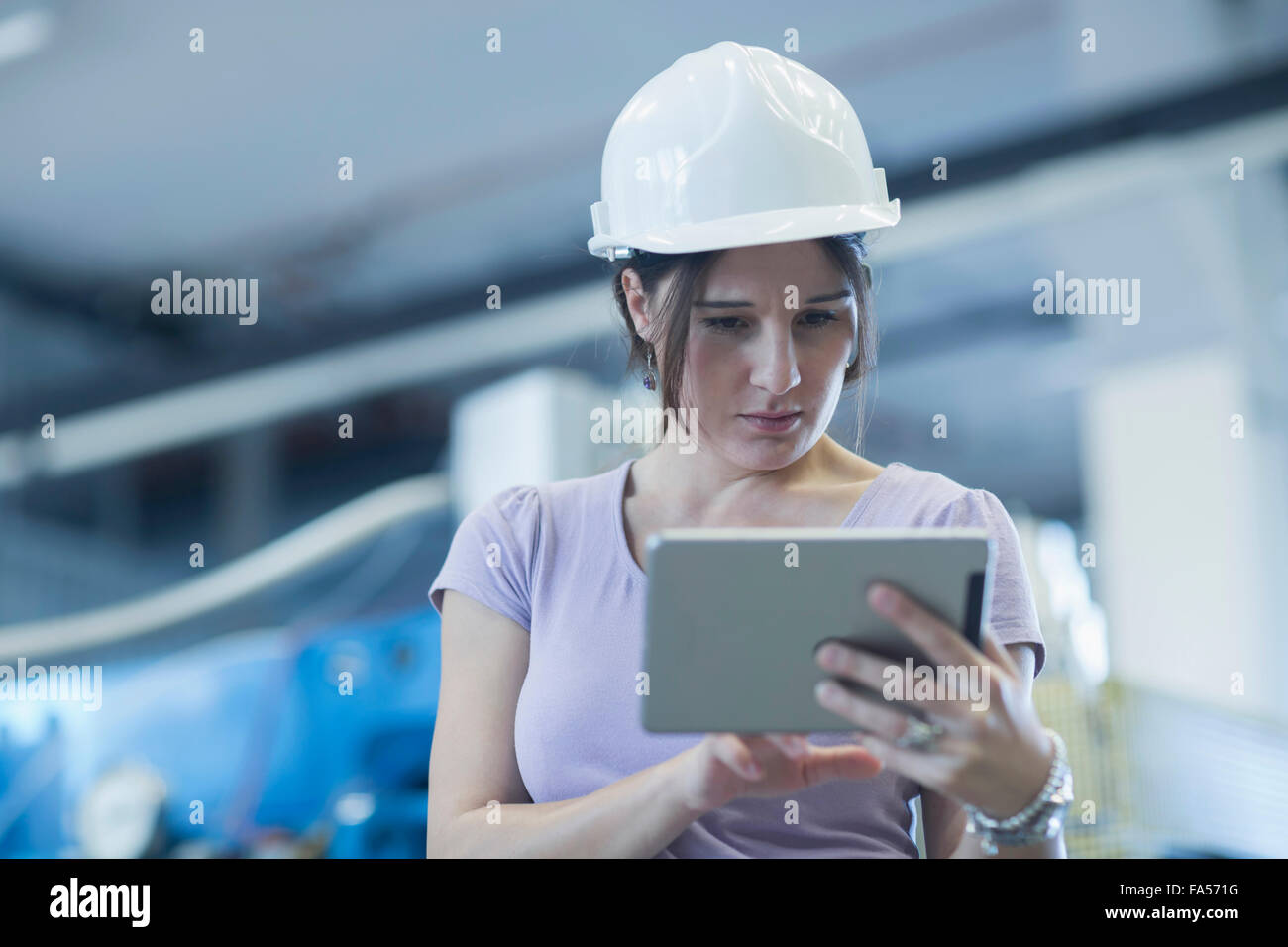 Engineer using ipad hi-res stock photography and images - Alamy