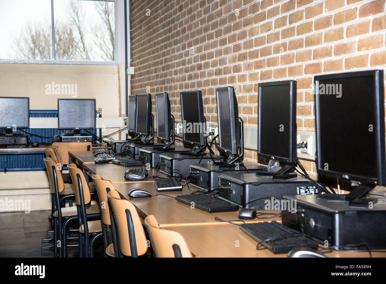 empty computer classroom at highschool in holland Stock Photo - Alamy