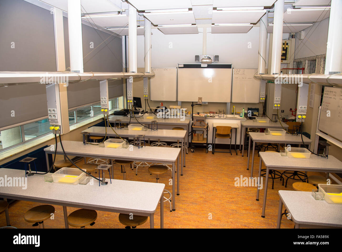 Empty science classroom hi-res stock photography and images - Alamy