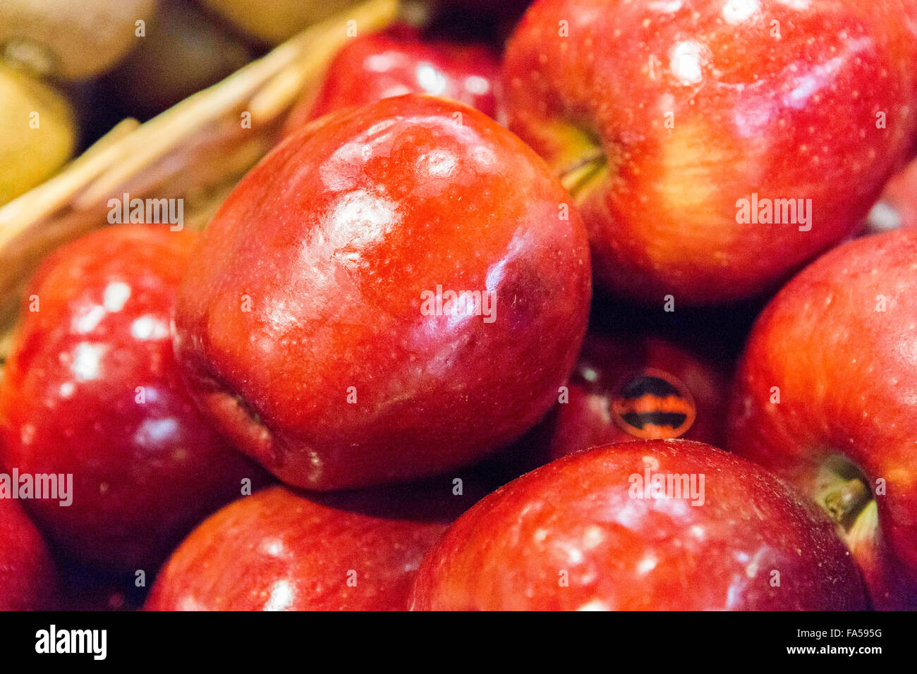 Red shiny apple hi-res stock photography and images - Alamy