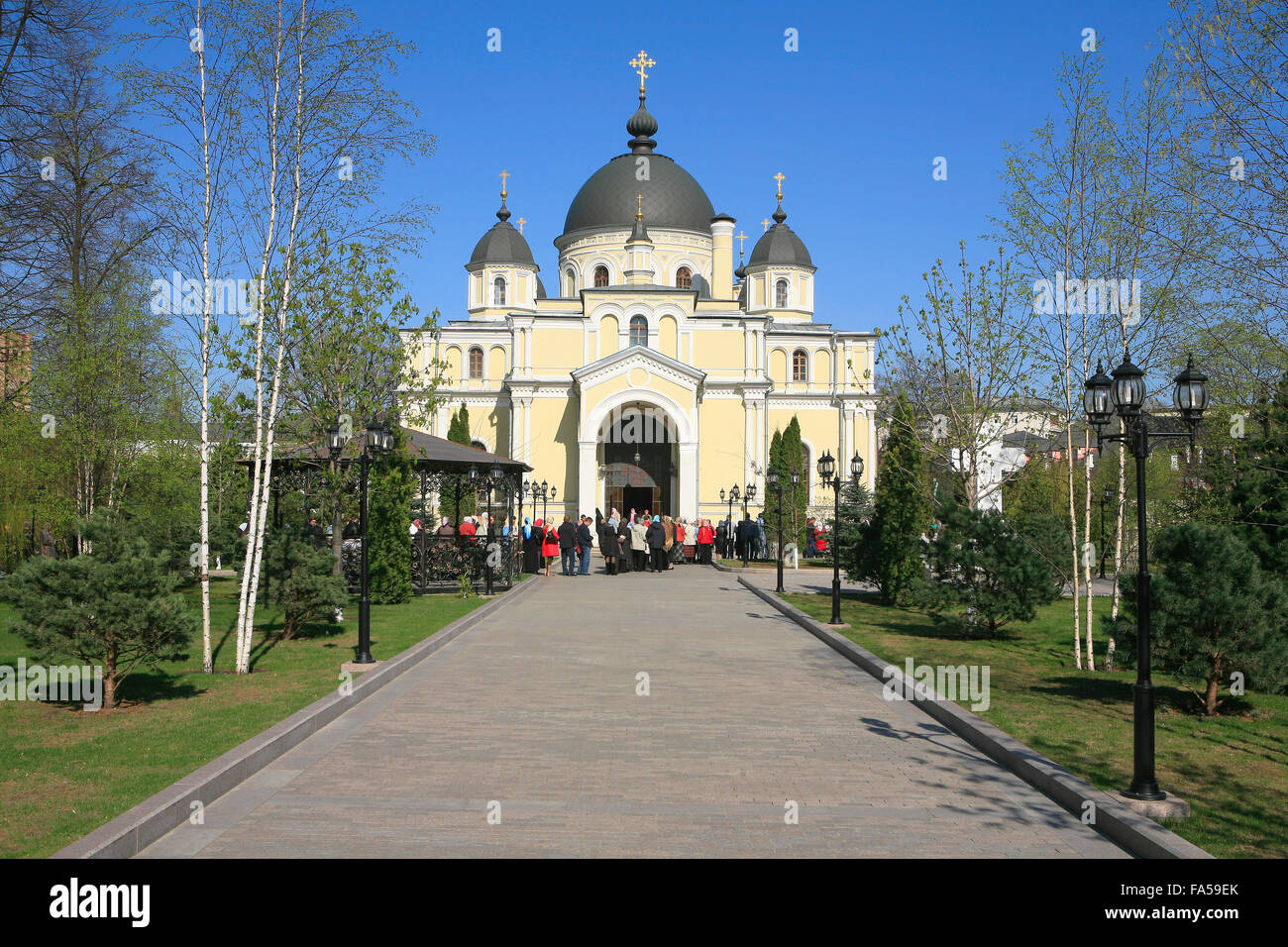 People lining up for the holy relic of the Matrona of Moscow at the ...