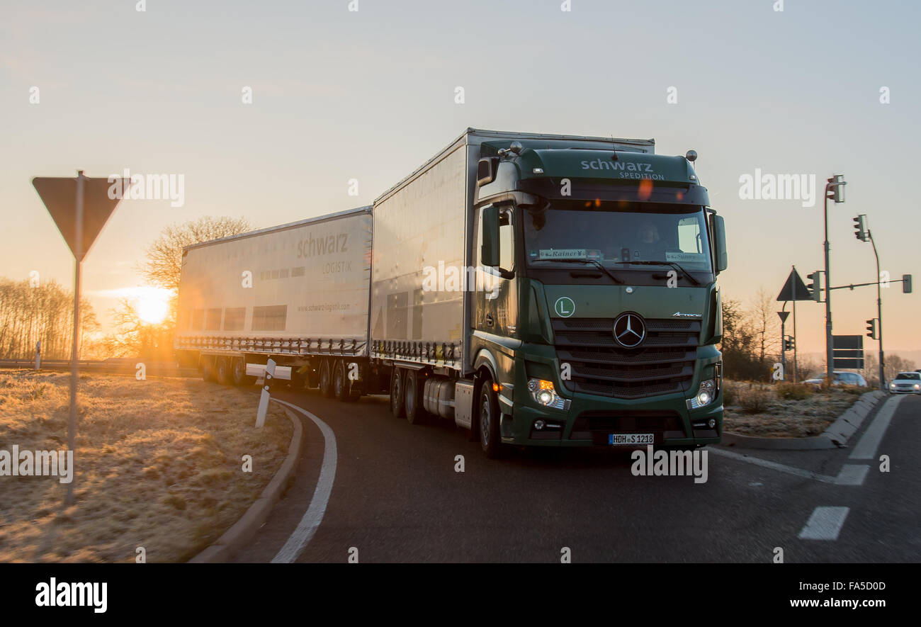 Daimler lorry hi-res stock photography and images - Alamy