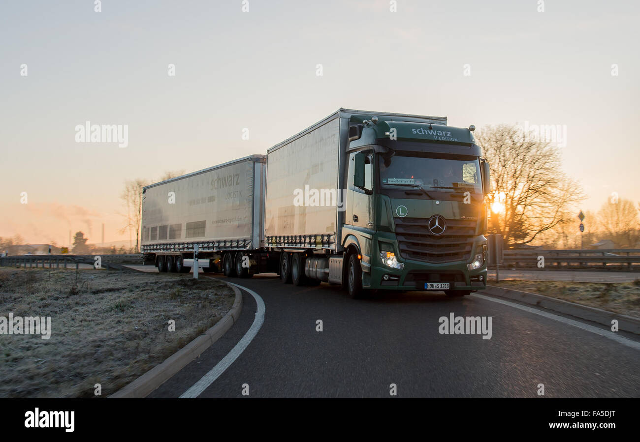 Daimler lorry hi-res stock photography and images - Alamy