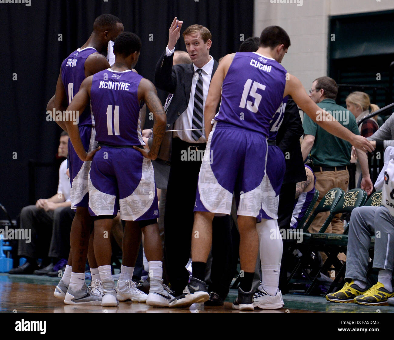 Coach basketball players huddles hi-res stock photography and images ...