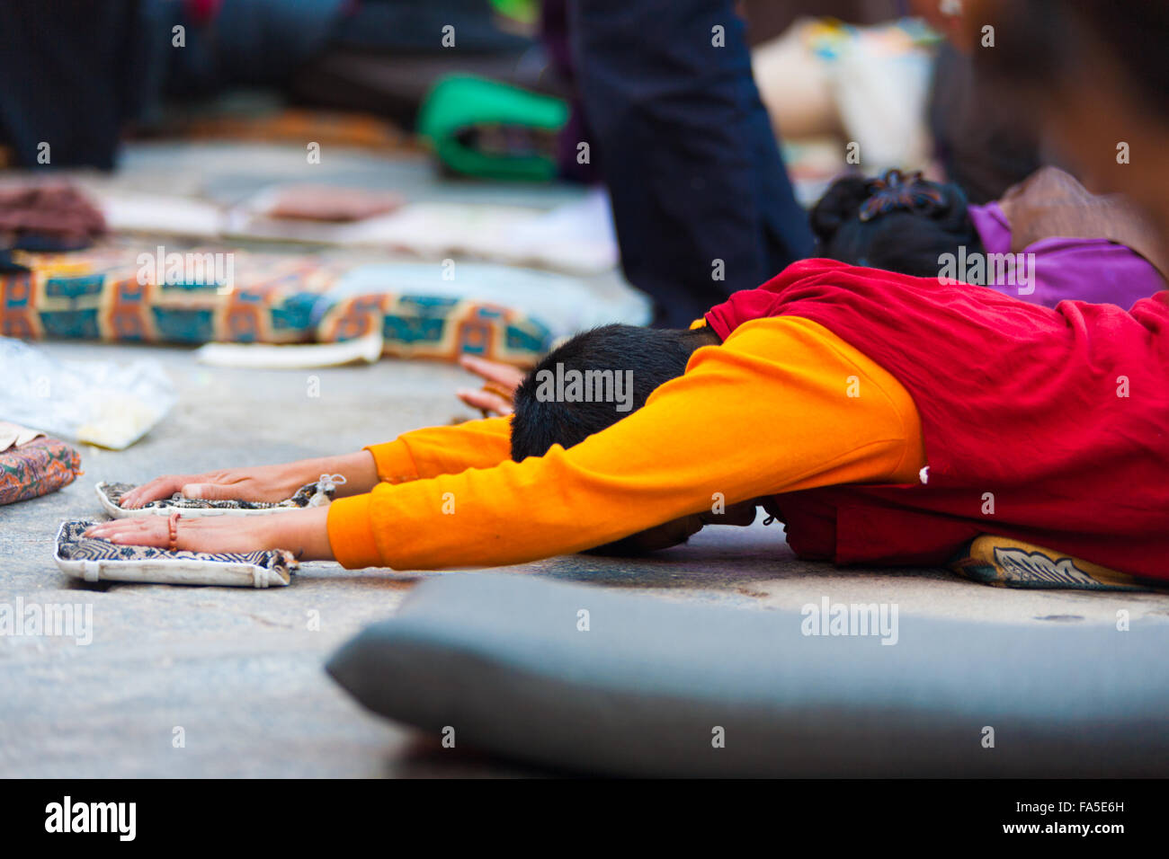 Head touching ground hi-res stock photography and images - Alamy