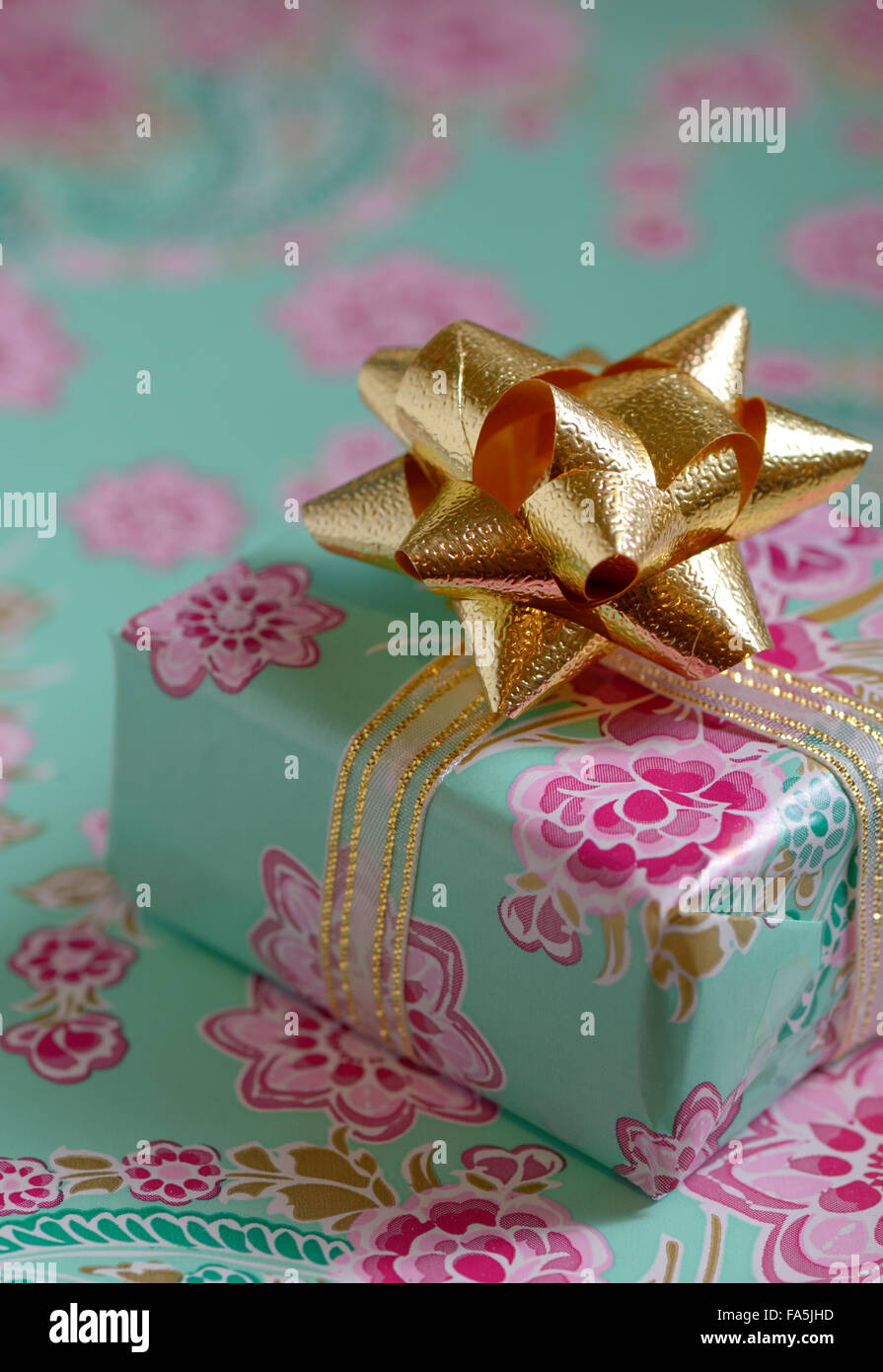 Single gift box with ribbon Stock Photo - Alamy