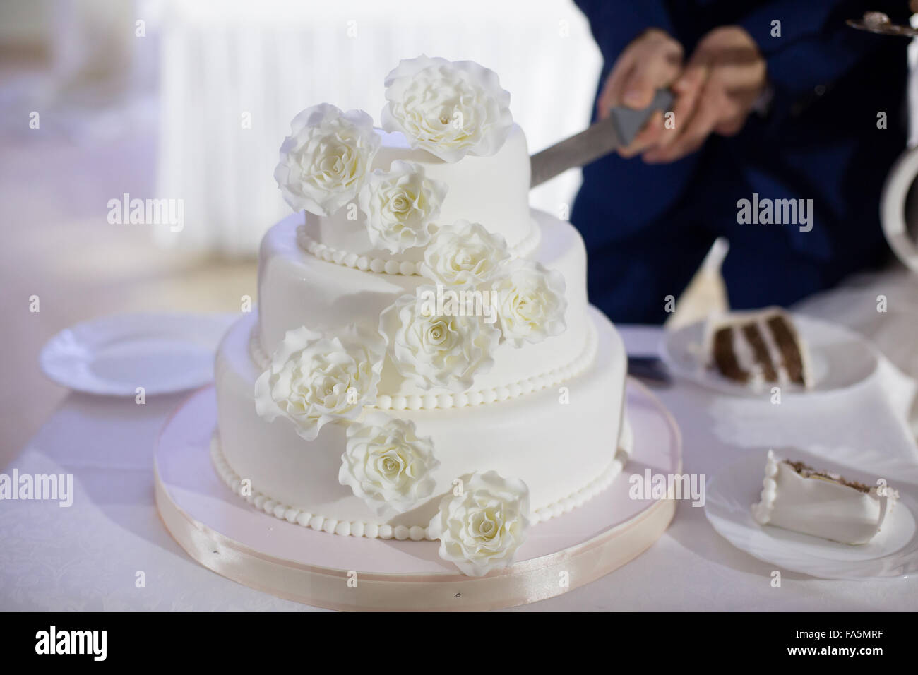 Cake wedding ceremony newlyweds cut hi-res stock photography and images ...