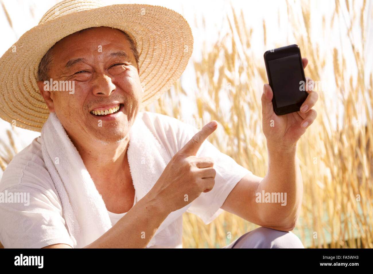 Farmers that are mobile phones Stock Photo - Alamy