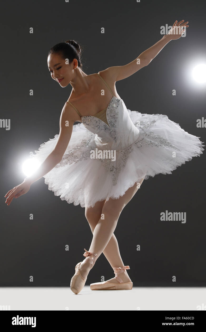 Indian ballet dancer performing dance hi-res stock photography and ...