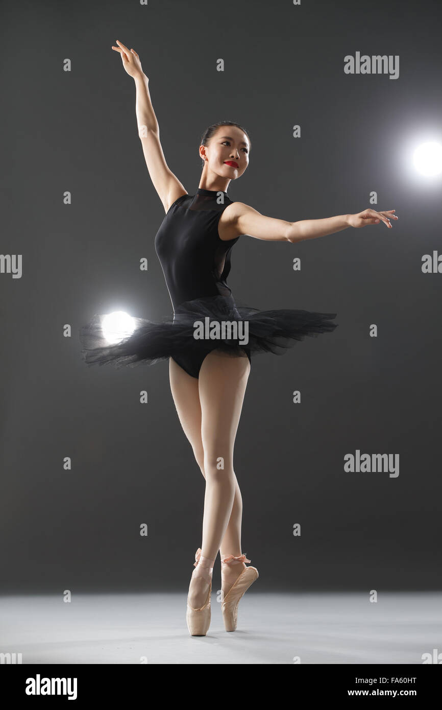 Indian ballet dancer performing dance hi-res stock photography and ...