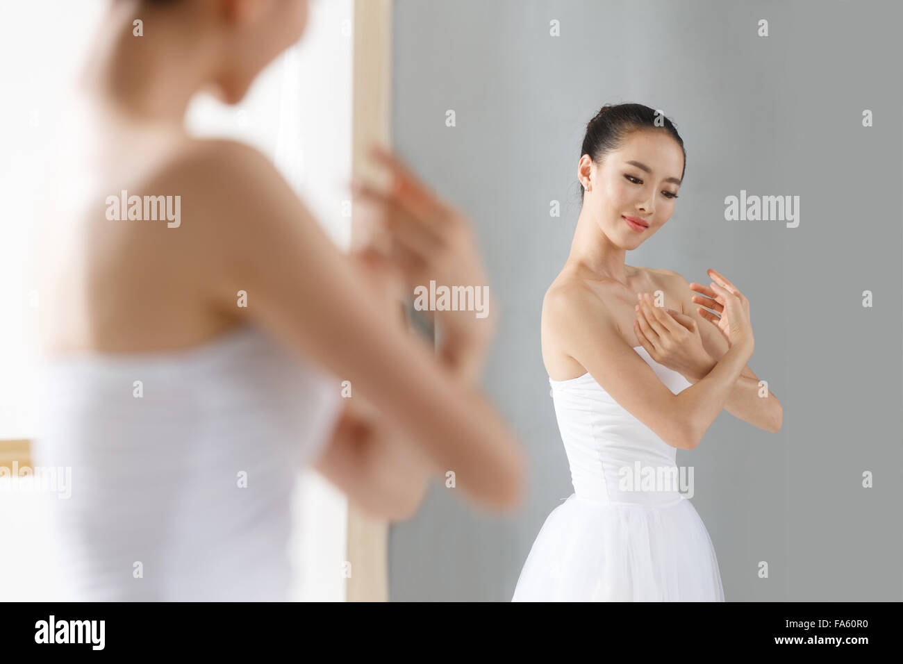 Young women dance ballet Stock Photo - Alamy