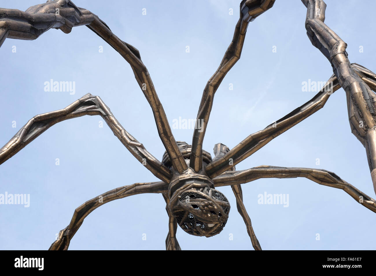The spider sculpture maman by louise bourgeois guggenheim museum bilbao ...