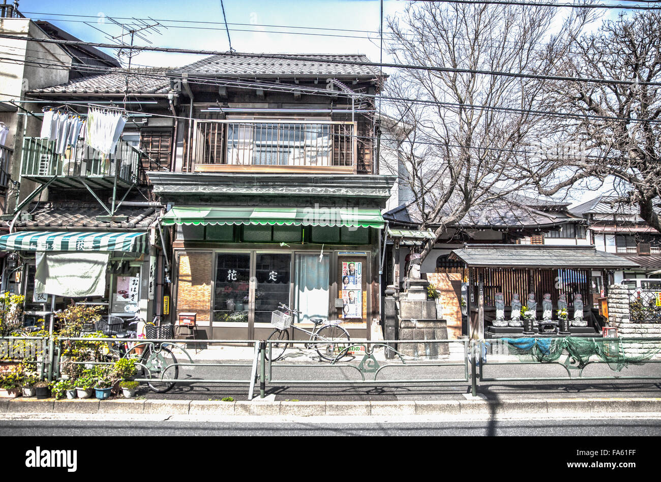Japanese houses in Yanaka neighborhood in old tokyo Stock Photo - Alamy