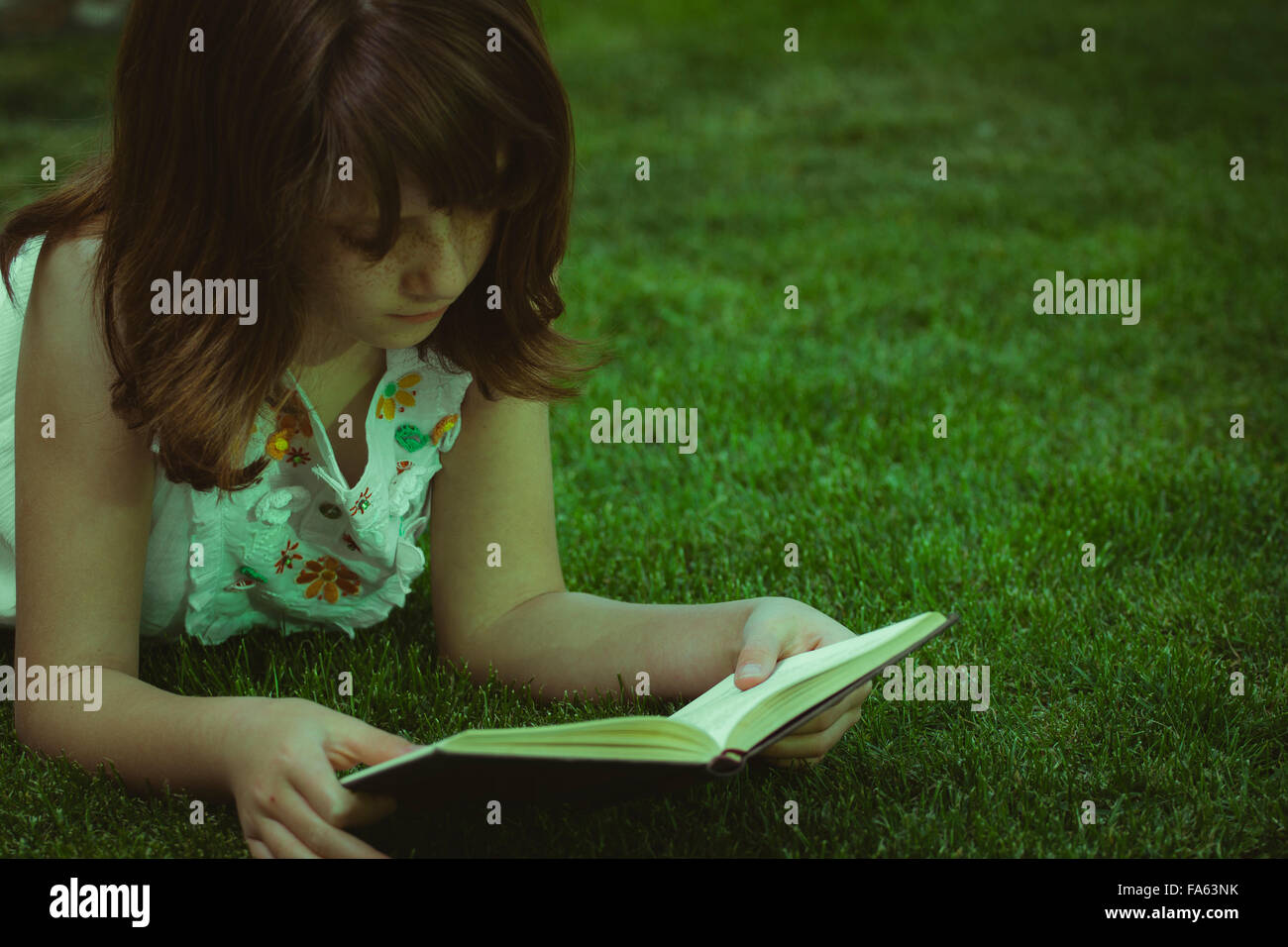 Read.Young beautiful girl reading a book outdoor Stock Photo - Alamy