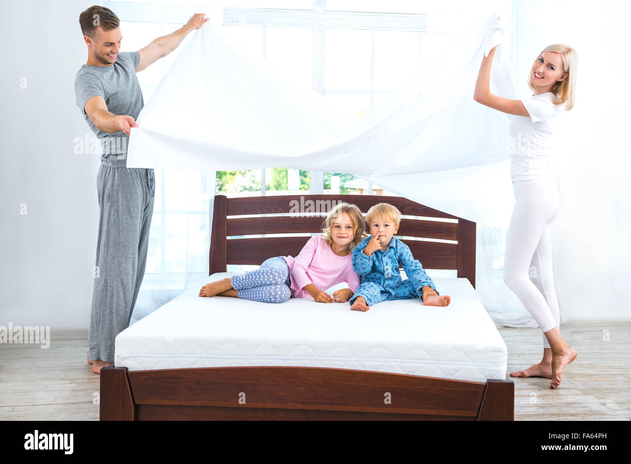 Making bed hi-res stock photography and images - Alamy