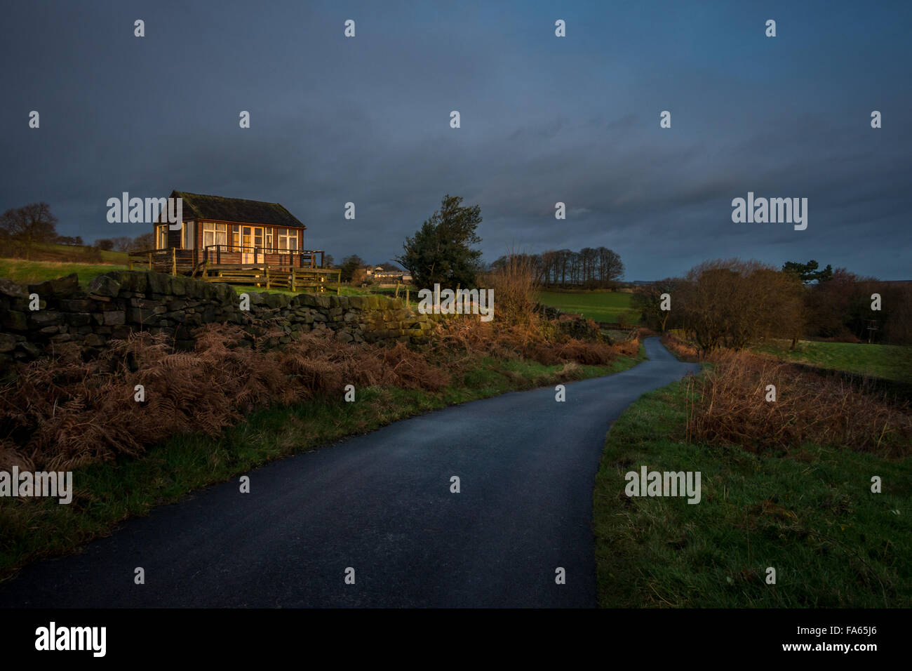 Old english country lane hi-res stock photography and images - Alamy