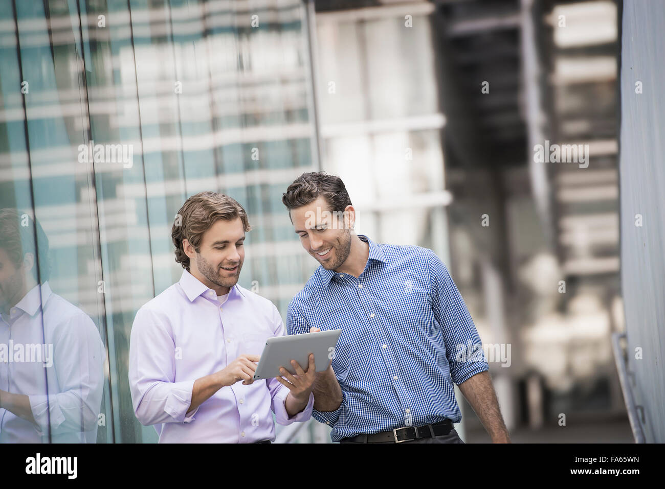 People standing outside a building hi-res stock photography and images ...