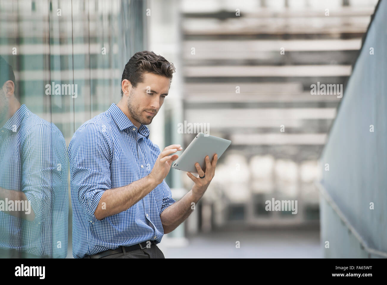 Man standing outside building hi-res stock photography and images - Alamy