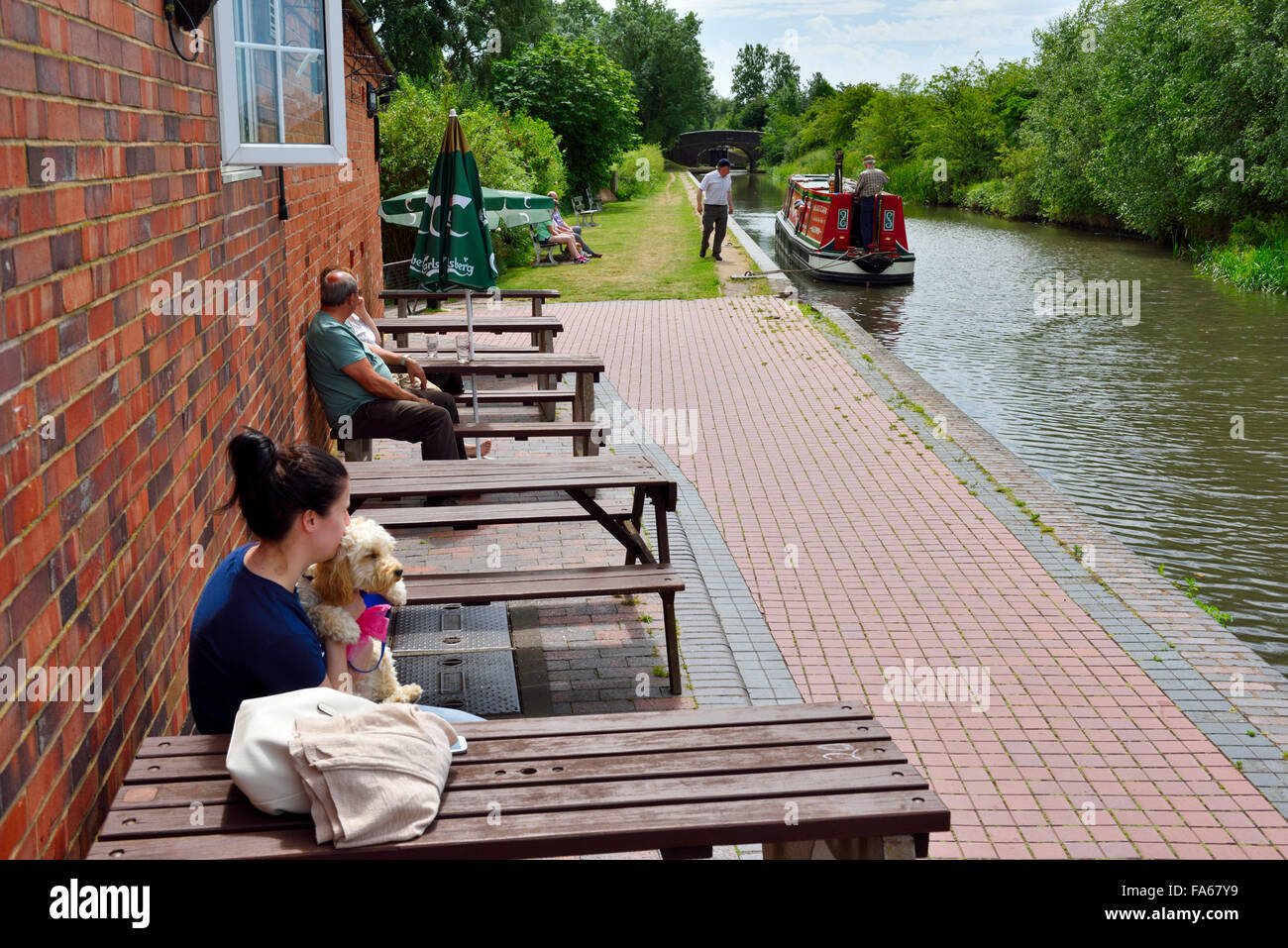 Idyllic location of the Dog and Doublet Inn on the towpath of ...