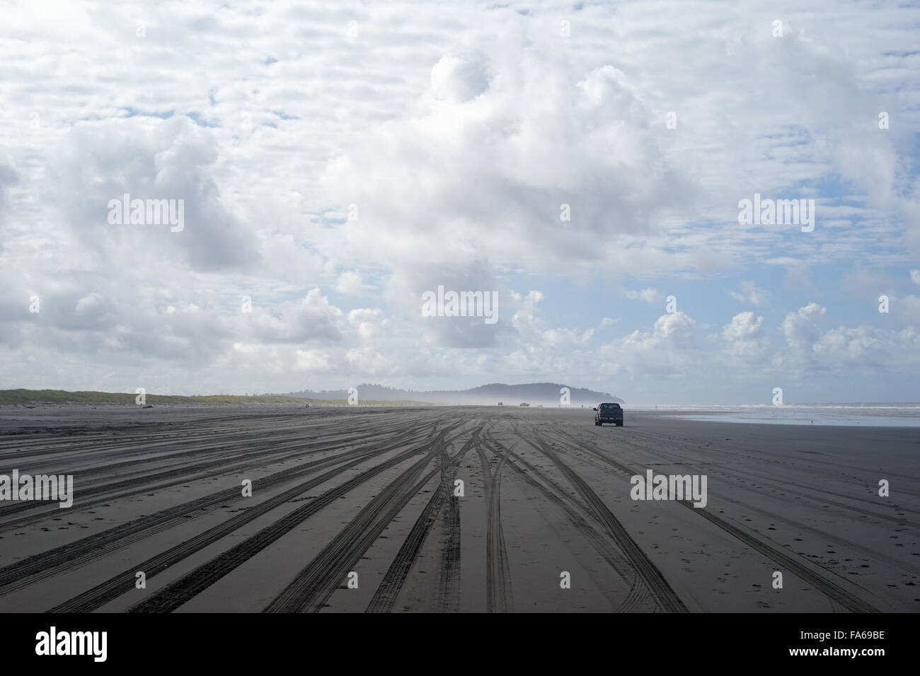 Car on empty road hi-res stock photography and images - Alamy
