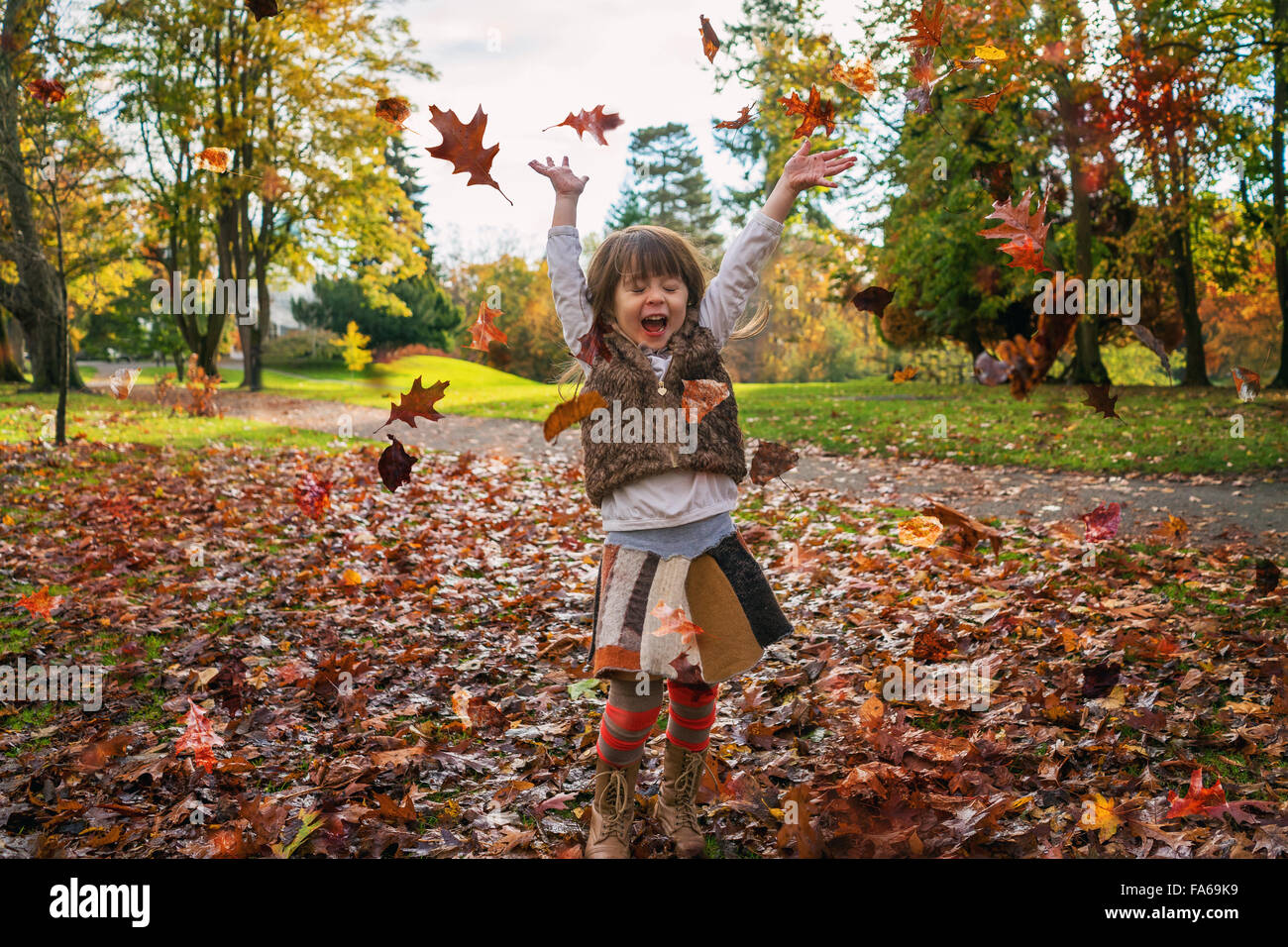 3 girls throwing leaves into air hi-res stock photography and images - Alamy