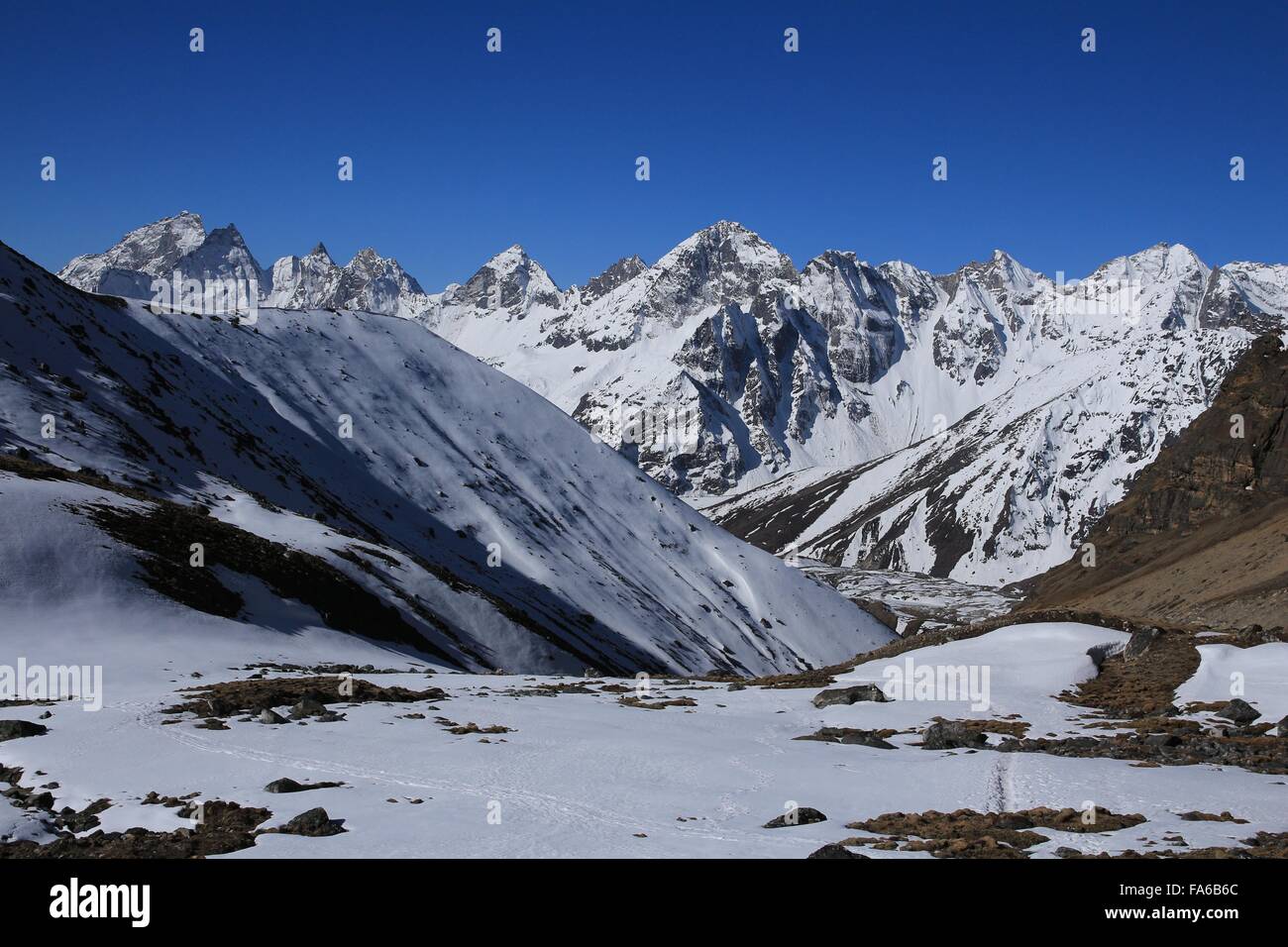 Cho la pass everest region nepal hi-res stock photography and images ...