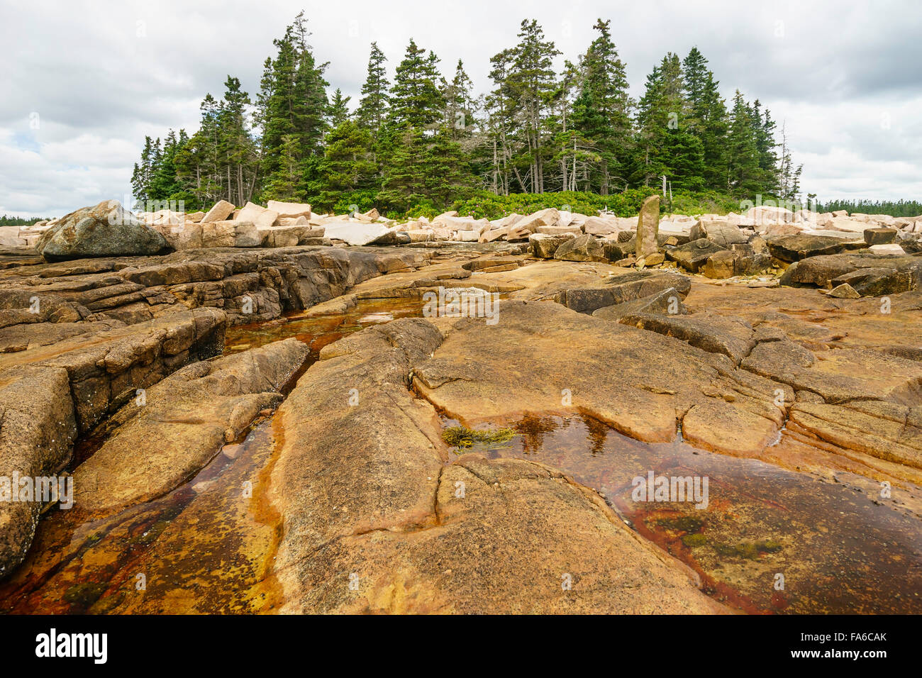 Tidal pools among granite outcrops hi-res stock photography and images ...