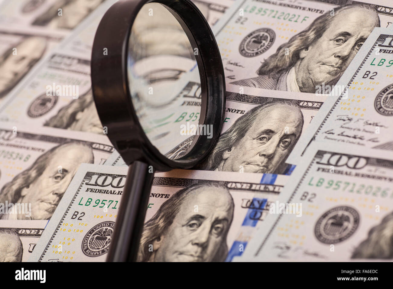 Hundred dollar banknote under magnifying glass Stock Photo - Alamy