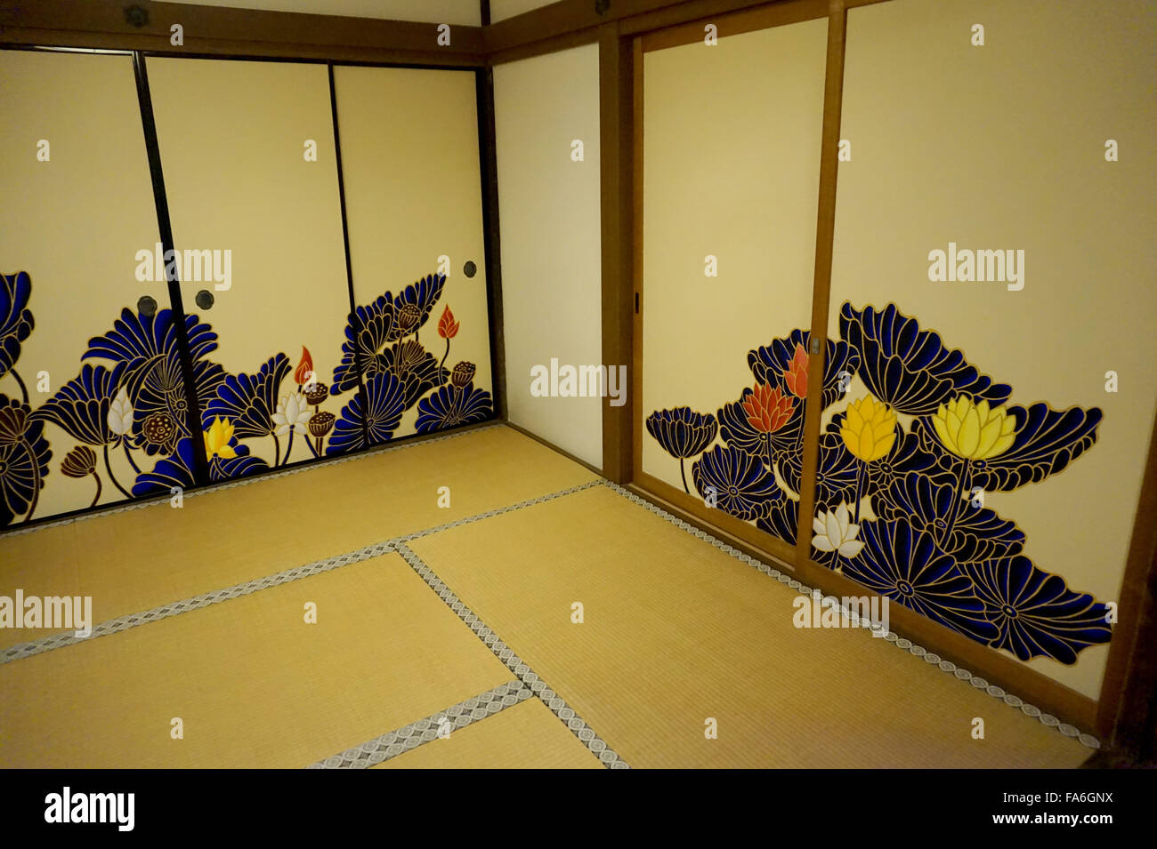Painted sliding doors at Shoren-in Buddhist Temple, Kyoto, Japan Stock ...