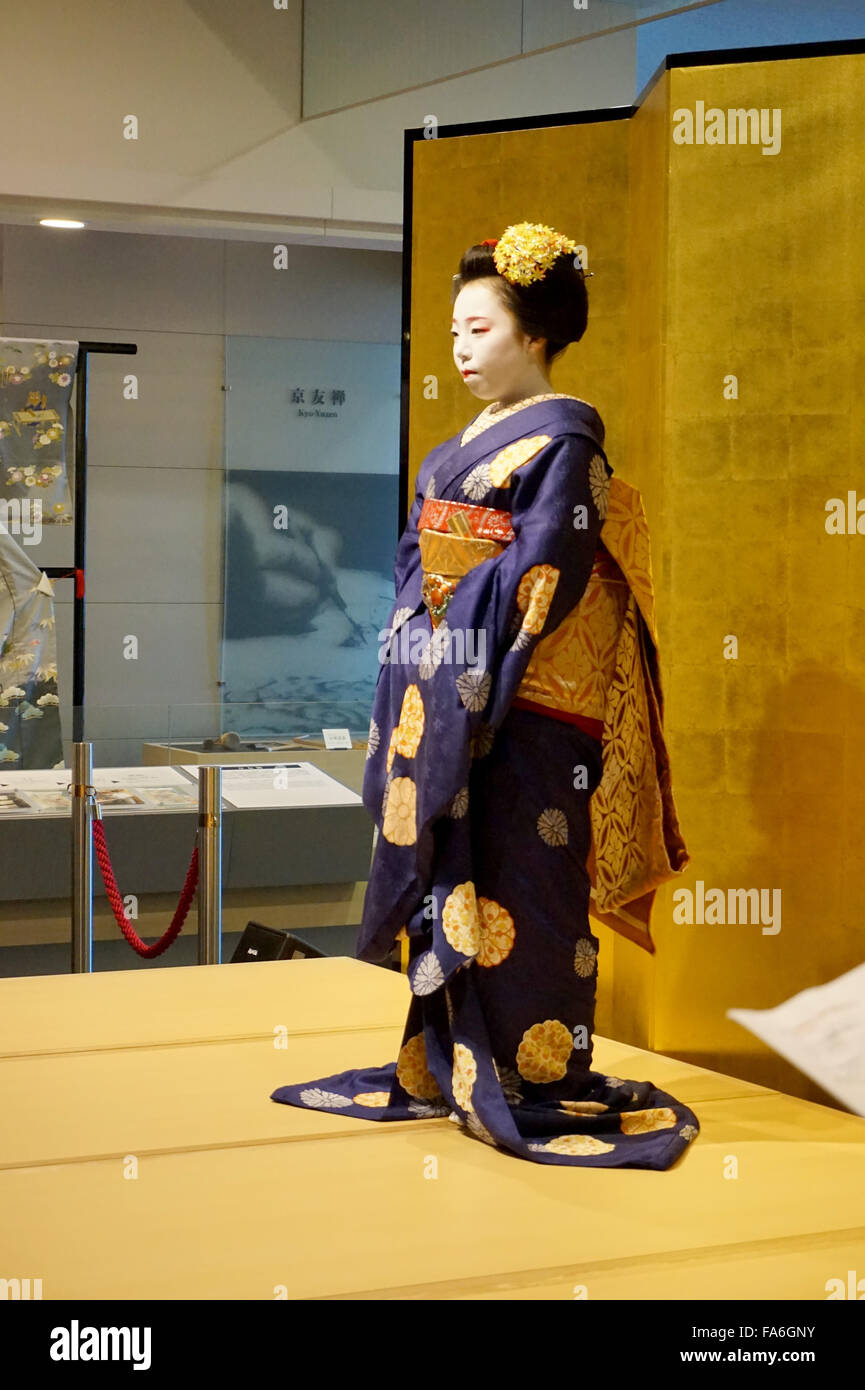A free dance performance by a Maiko (trainee Geisha) at the Museum of ...