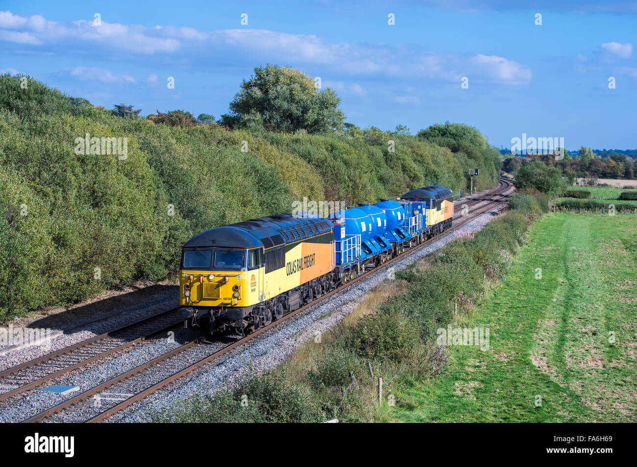 56105 heads through Barrow-on-Trent on 30th September 2015 working 6Z47 ...