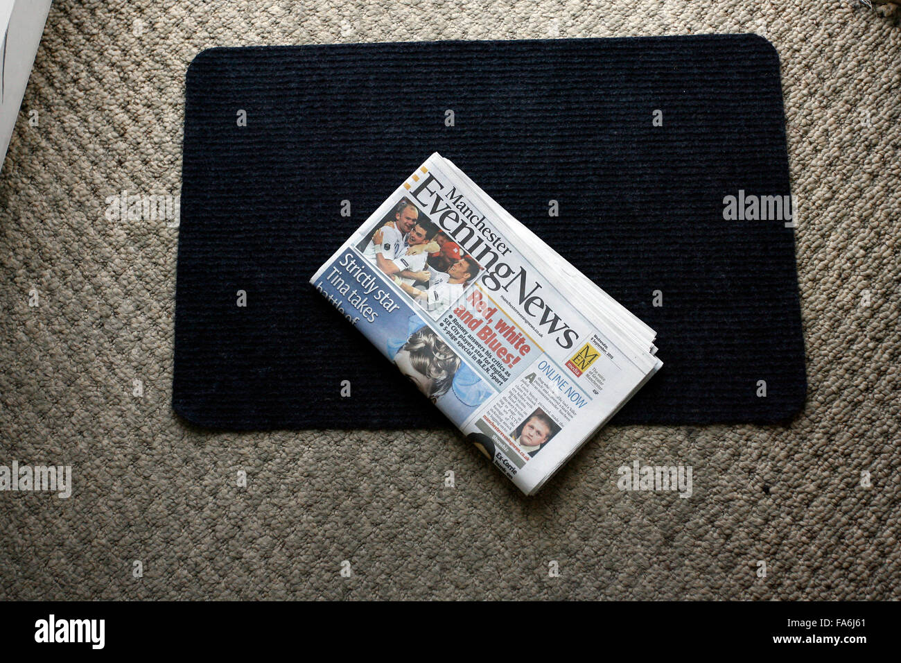 Manchester evening news newspaper hi-res stock photography and images ...