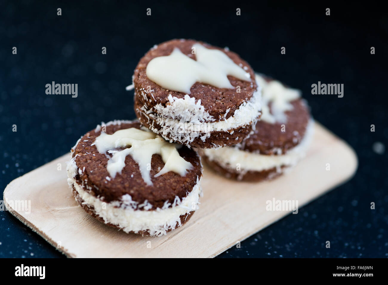 Flower sandwich cookies hi-res stock photography and images - Alamy