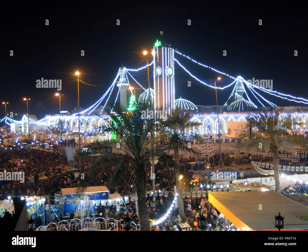 Baghdad. 22nd Dec, 2015. Muslims gather outside the Abu Hanifa mosque ...