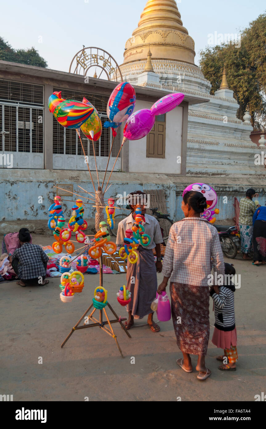 Street vendor selling balloons hi-res stock photography and images - Alamy