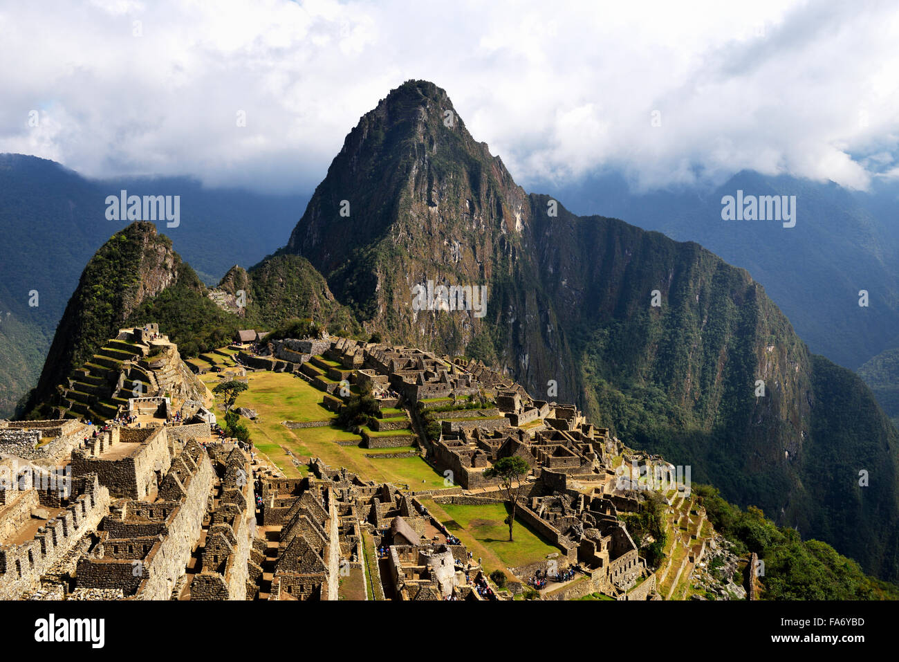 Ruins, Inca city of Machu Picchu, Huayna Picchu Mountain behind, UNESCO ...