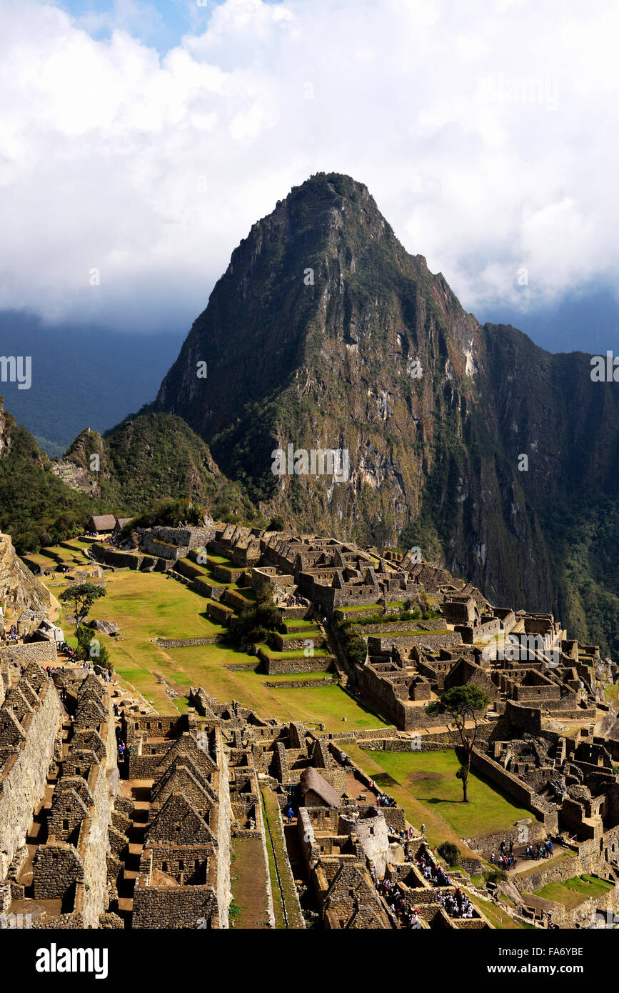 Ruins, Inca city of Machu Picchu, Huayna Picchu Mountain behind, UNESCO ...
