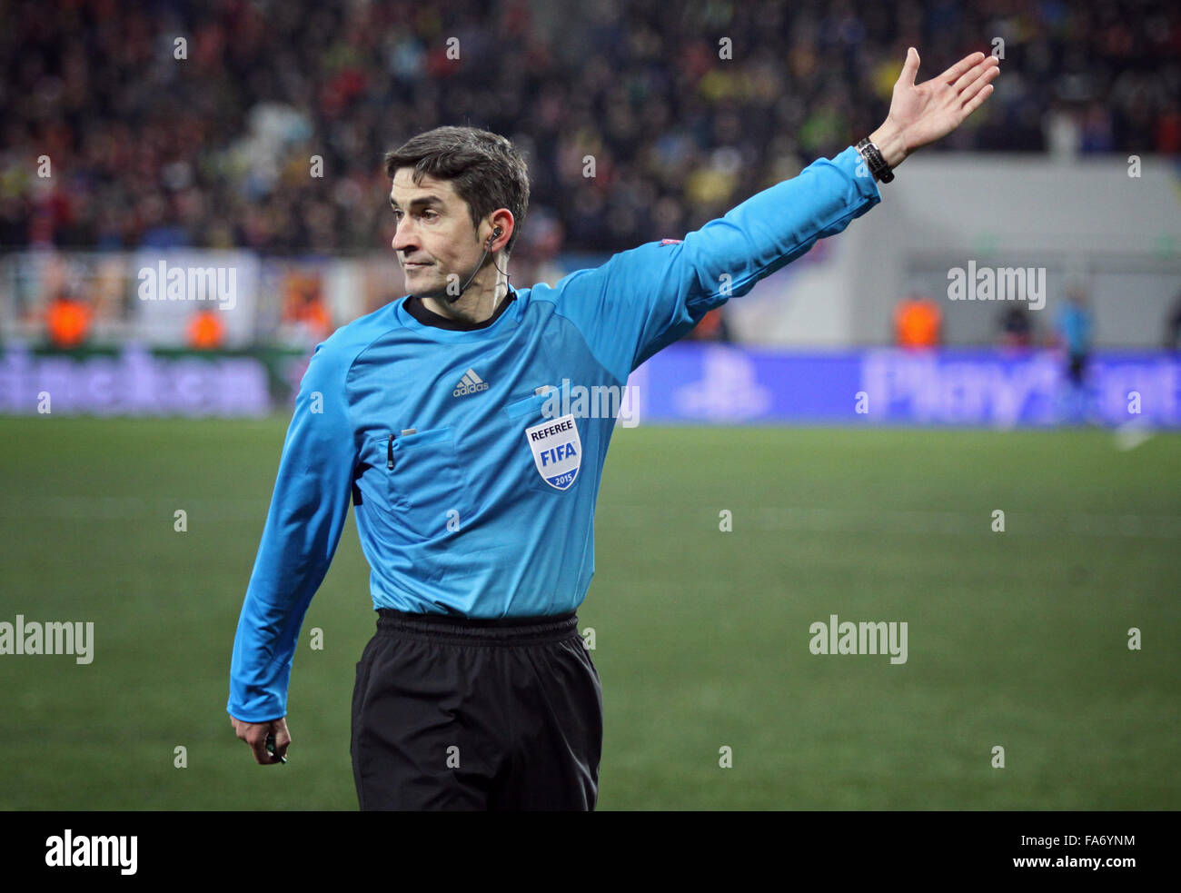 Soccer referee hi-res stock photography and images - Alamy