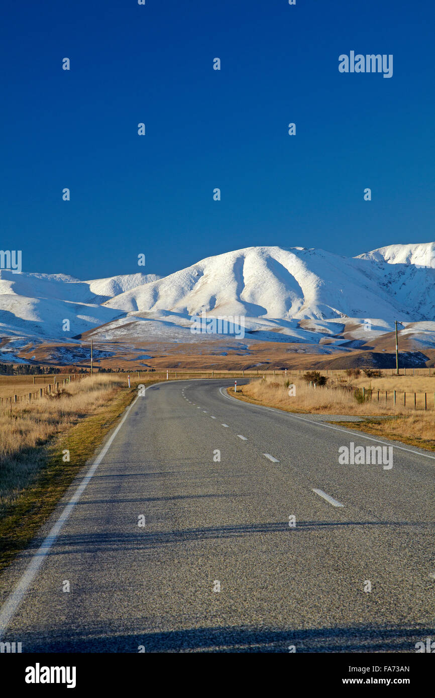 Road near Oturehua and Hawkdun Range, Maniototo, Central Otago, South ...