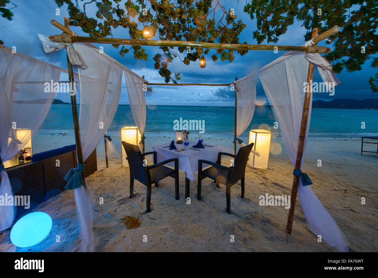 Romantic table beach hi-res stock photography and images - Alamy