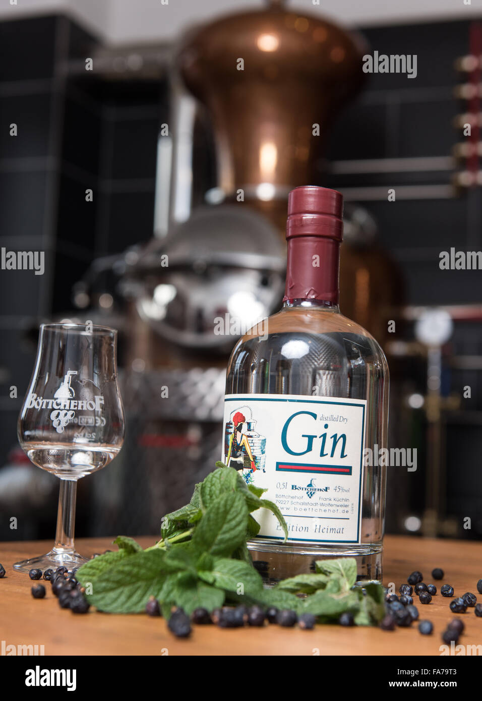 Gin bottle alamy hi-res stock photography and images - Alamy