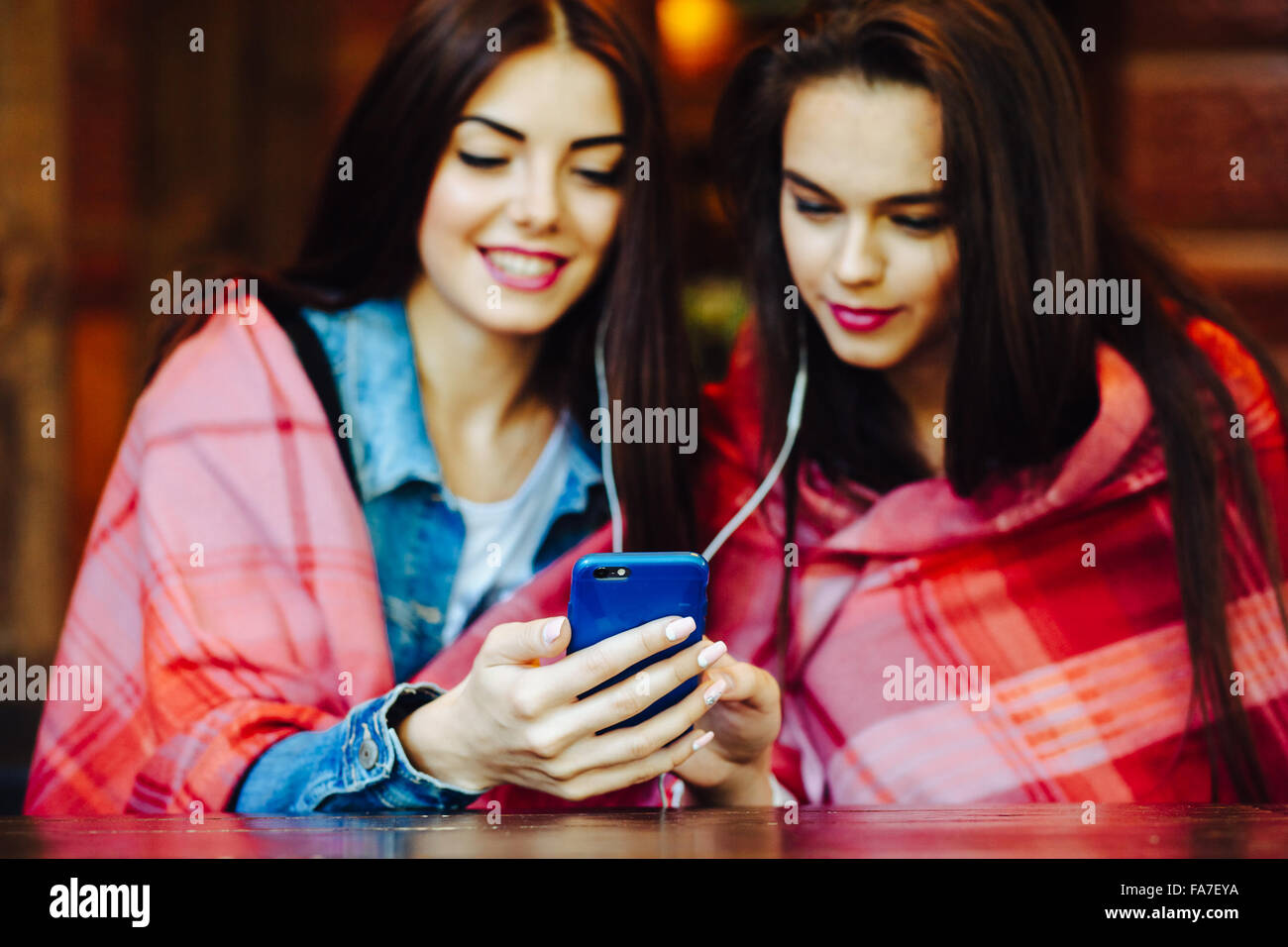 Two girl listening music Stock Photo - Alamy