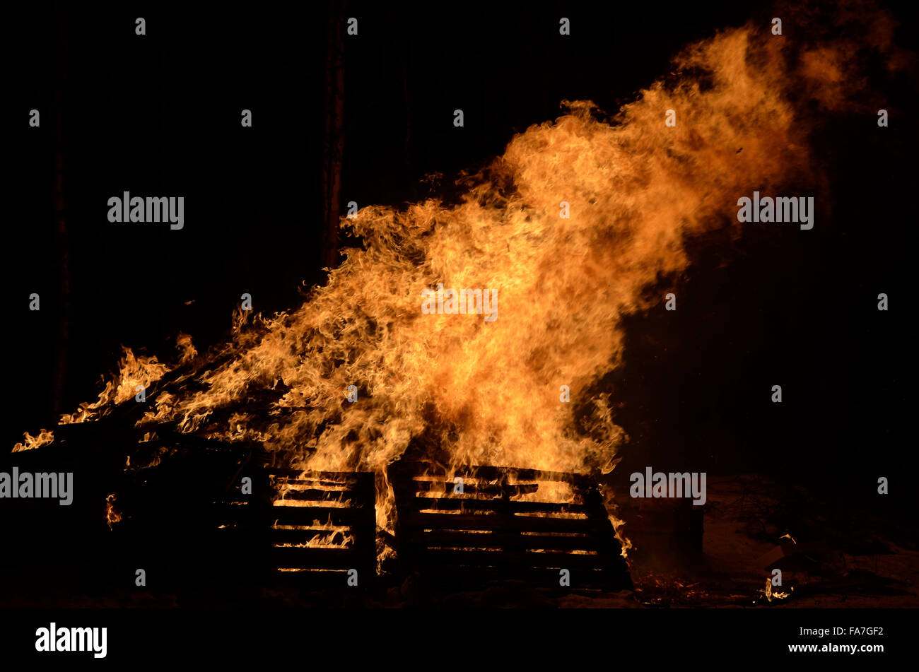 massive wood fire in winter night Stock Photo - Alamy