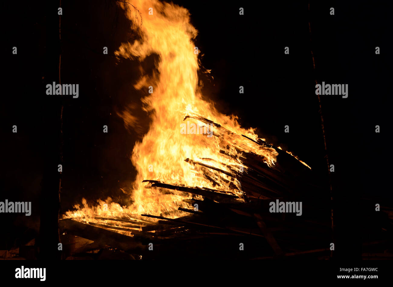 massive wood fire in winter night Stock Photo - Alamy