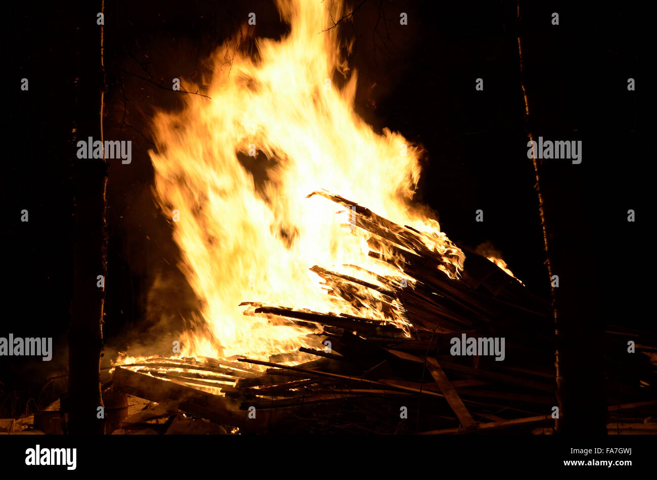 massive wood fire in winter night Stock Photo - Alamy