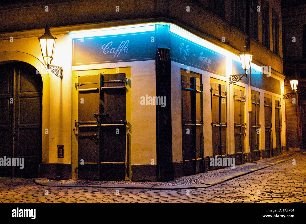 Dimly lit street hi-res stock photography and images - Alamy