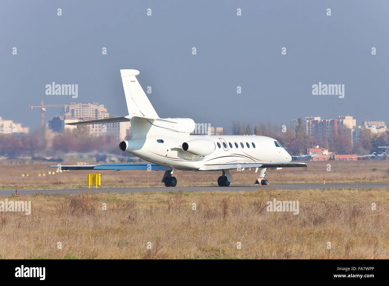 Jet plane runway airport hi-res stock photography and images - Alamy