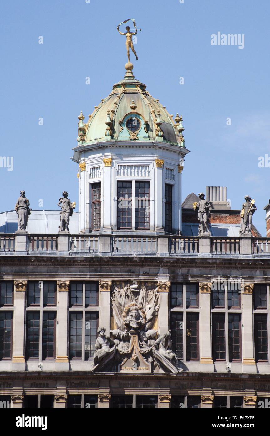 Brussels, Grand-place, detail of the roofs featuring nice statues Stock ...